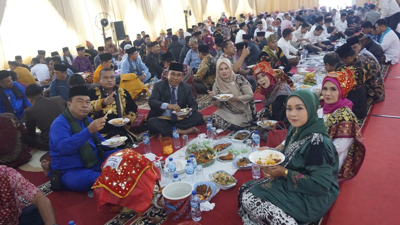 Tradisi Makan Bajamba Meriahkan Hari Jadi Pasaman Barat Ke-19