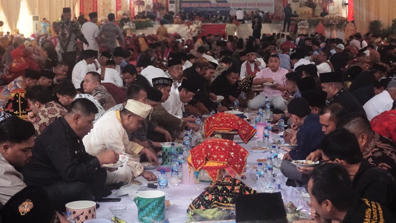 Tradisi Makan Bajamba Meriahkan Hari Jadi Pasaman Barat Ke-19