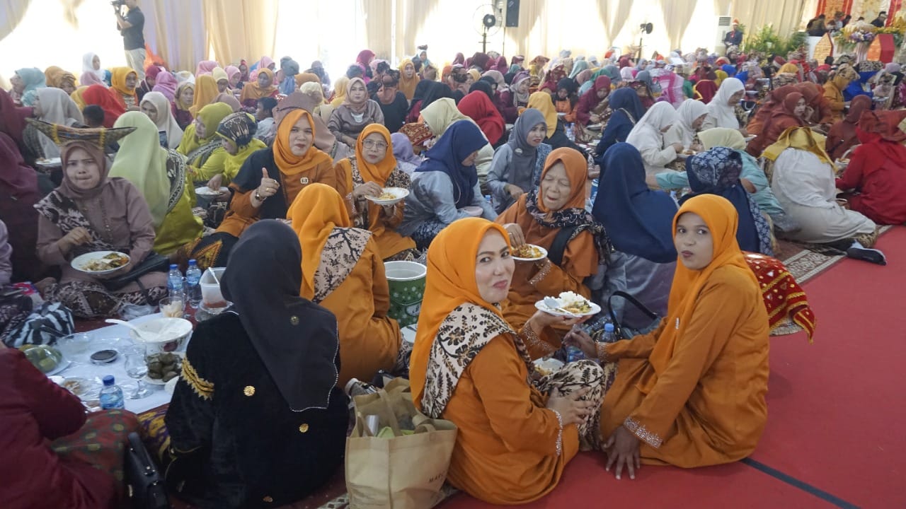 Tradisi Makan Bajamba Meriahkan Hari Jadi Pasaman Barat Ke-19
